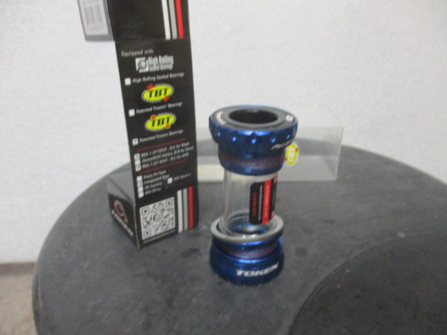 TOKEN TK877 TBT /トーケン TK877 TBT セラミックBB 【JIS：ジススレッド規格に＝シマノ24mmシャフト対応】【ブルー：カラー】BBセット 特価中！ サイクル ...